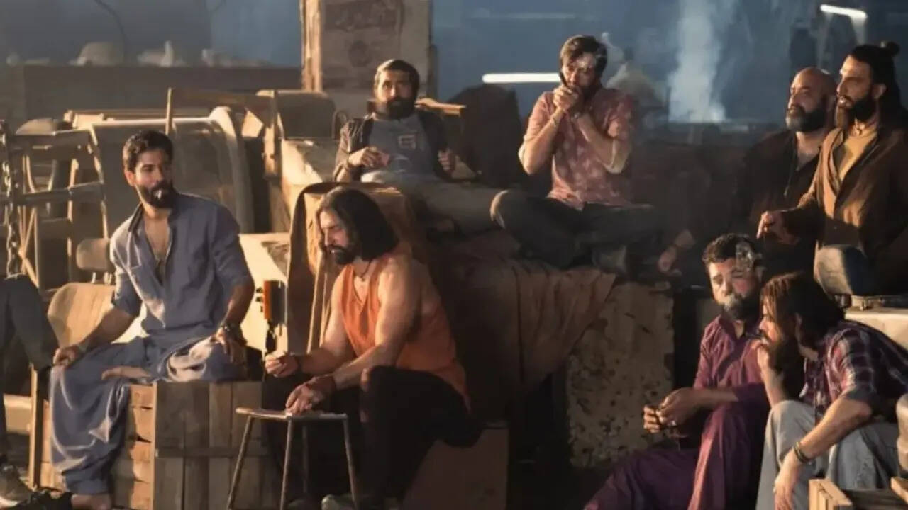 Dhurandhar: Ranveer Singh responds to BTS images from Rehman Dakait's ...