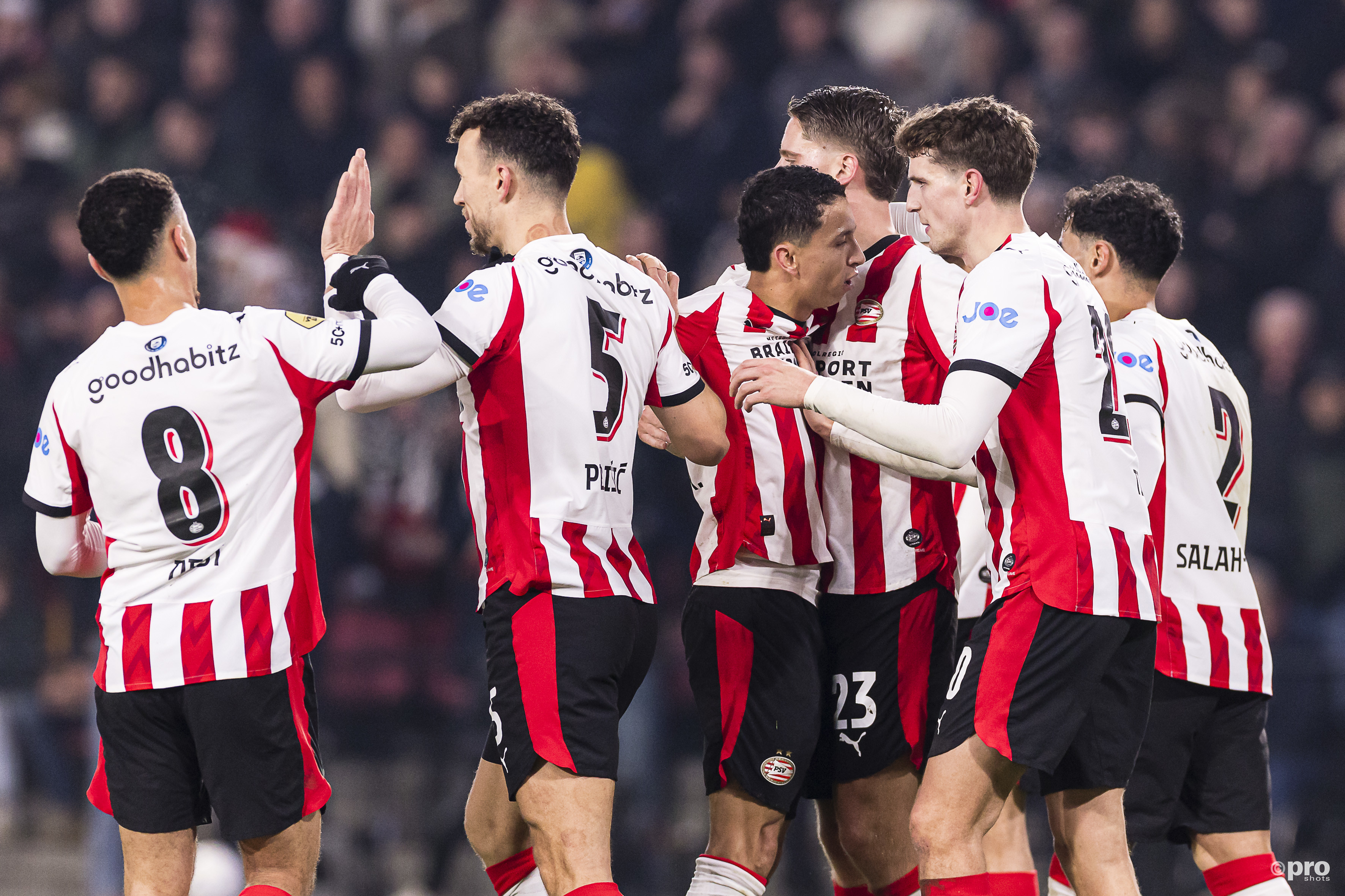 PSV ontsnapt tegen Heracles na spektakelstuk met drie penalty's
