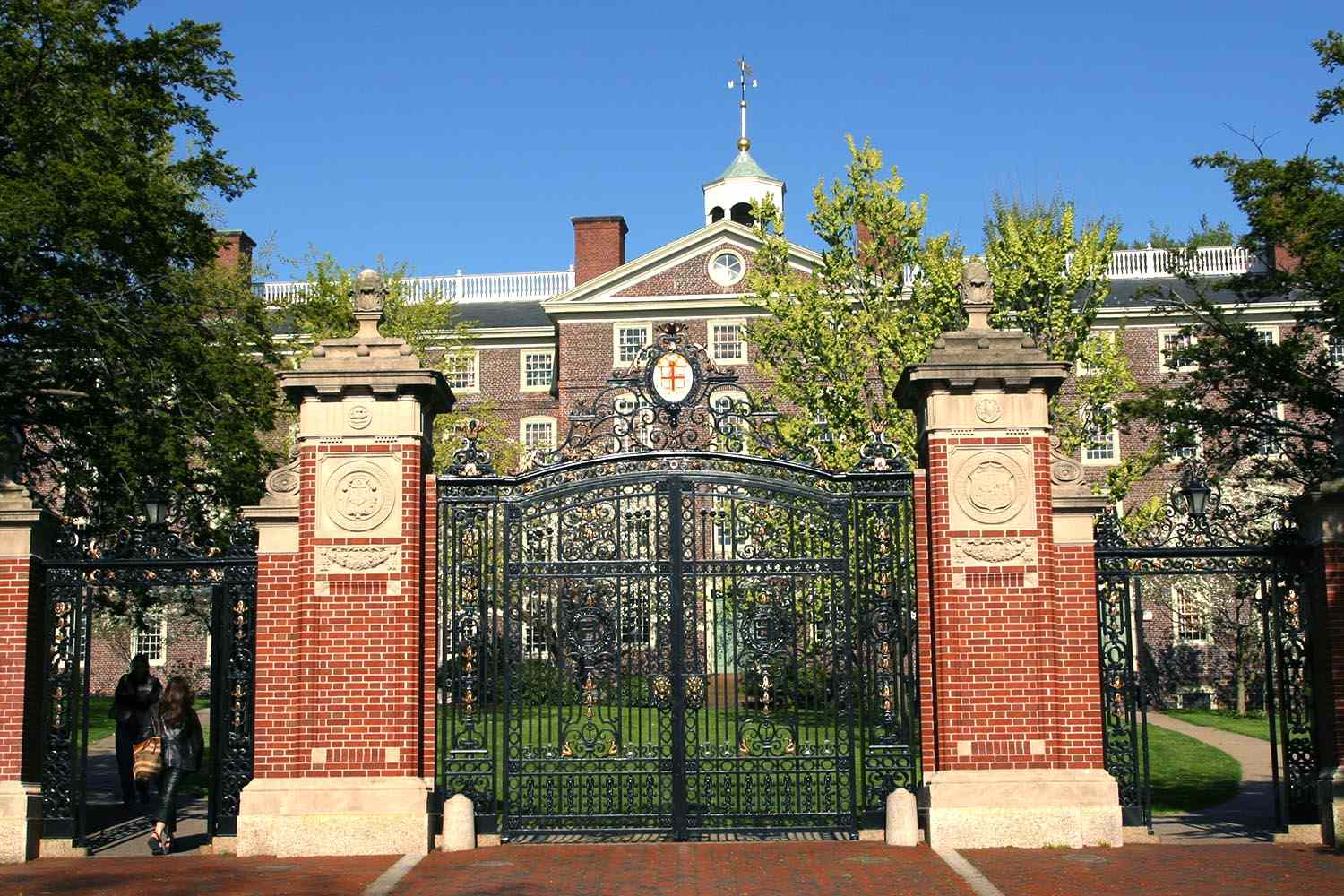 2 people killed, 9 others injured in shooting at Brown University