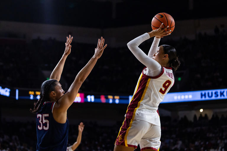 Azzi Fudd leads No. 1 UConn's 79-51 rout of 16th-ranked USC with JuJu ...