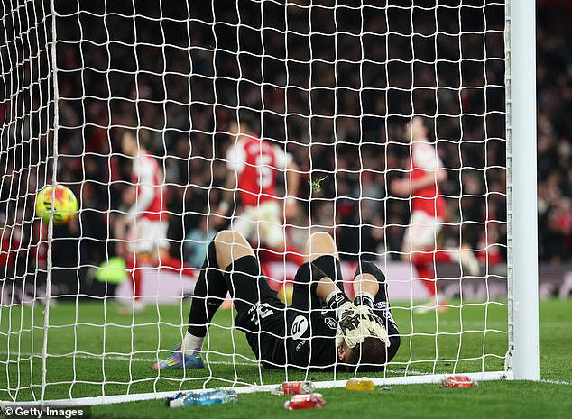 Arsenal escape by the skin of their teeth with 2-1 win against Wolves ...