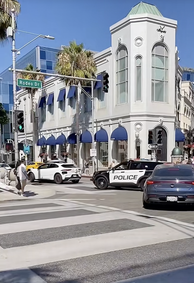A driverless Waymo vehicle was pulled over by a police officer in ...