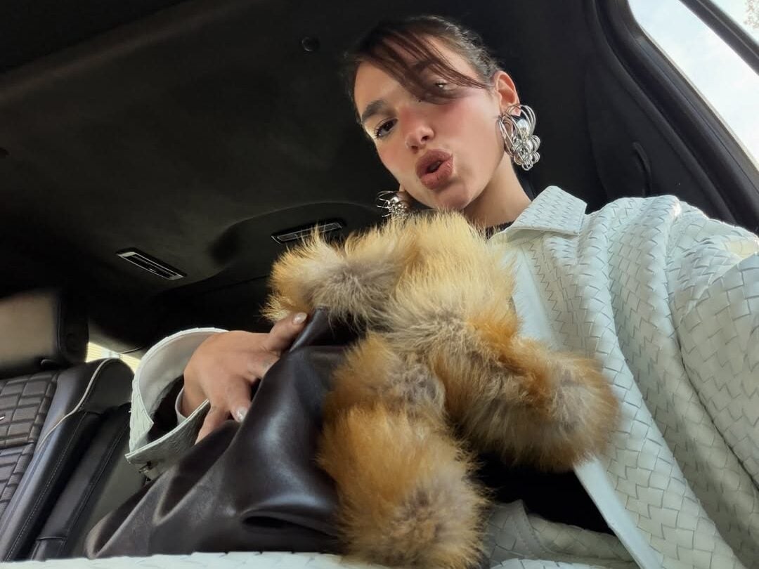 Η Dua Lipa ανανεώνει το sheer dressing – και το ανεβάζει σε premium ...