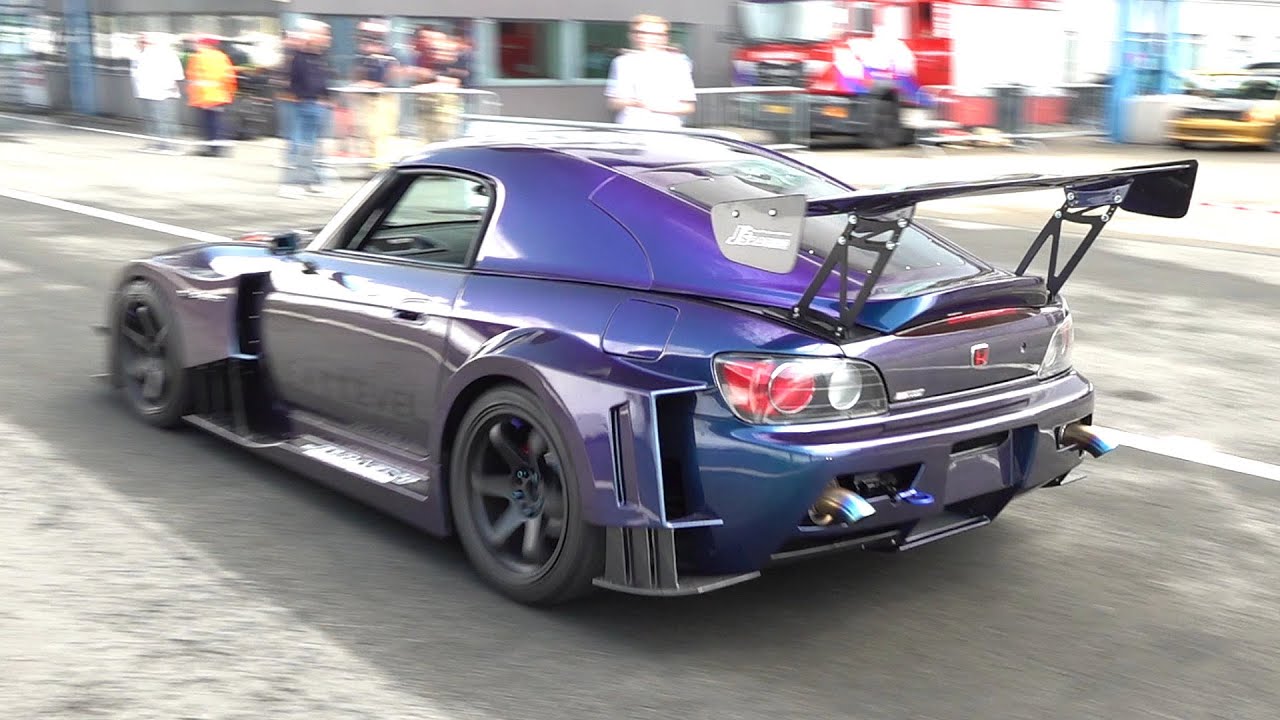 Honda S2000 moves through the JDM crowd