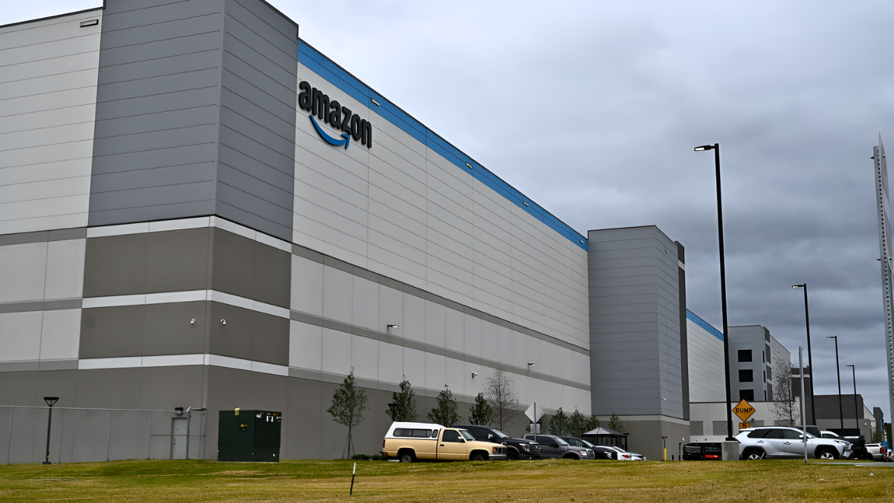 Amazon shuts Little Rock robotics hub over unfixable flaws—4,100 workers lose jobs