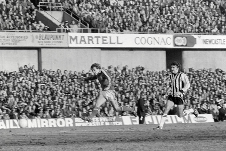 Tributes paid to former Burnley man and Sunderland legend Gary Rowell