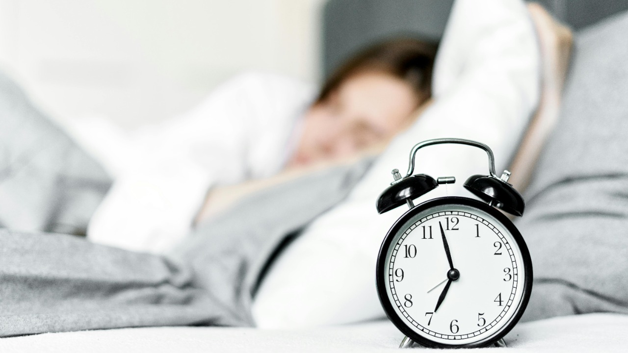 Scientists explain why you wake up minutes before your alarm