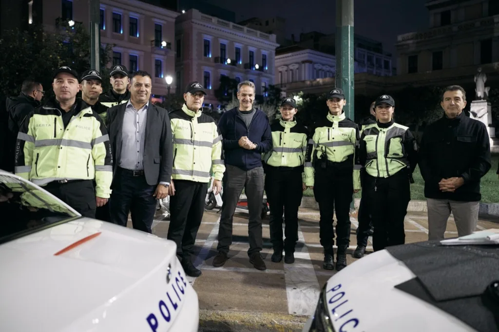 Επίσκεψη Μητσοτάκη σε μπλόκο της Τροχαίας: Έκανε αλκοτέστ για να δει ...