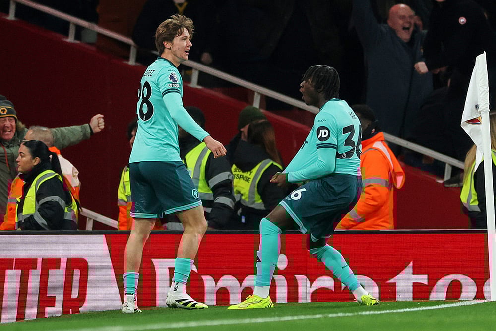 English Premier League: Arsenal escape Emirates with freak 2-1 win ...