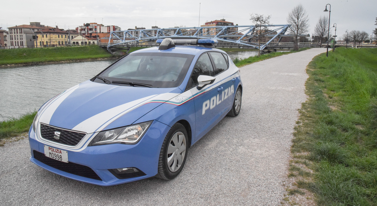 Eroina nascosta tra le aiuole e l'argine del fiume: due arresti in ...