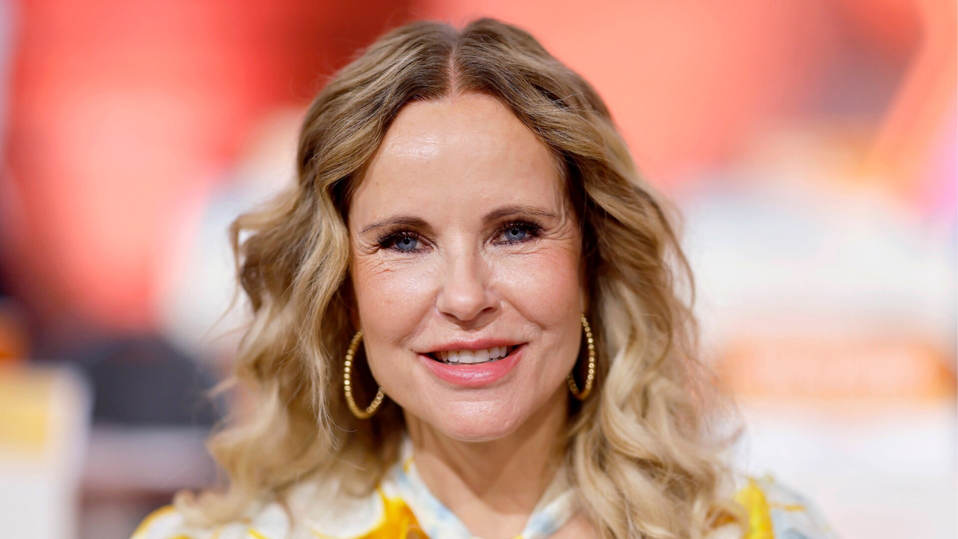 Katja Burkard (60) posiert bauchfrei am Strand – Fans sind begeistert