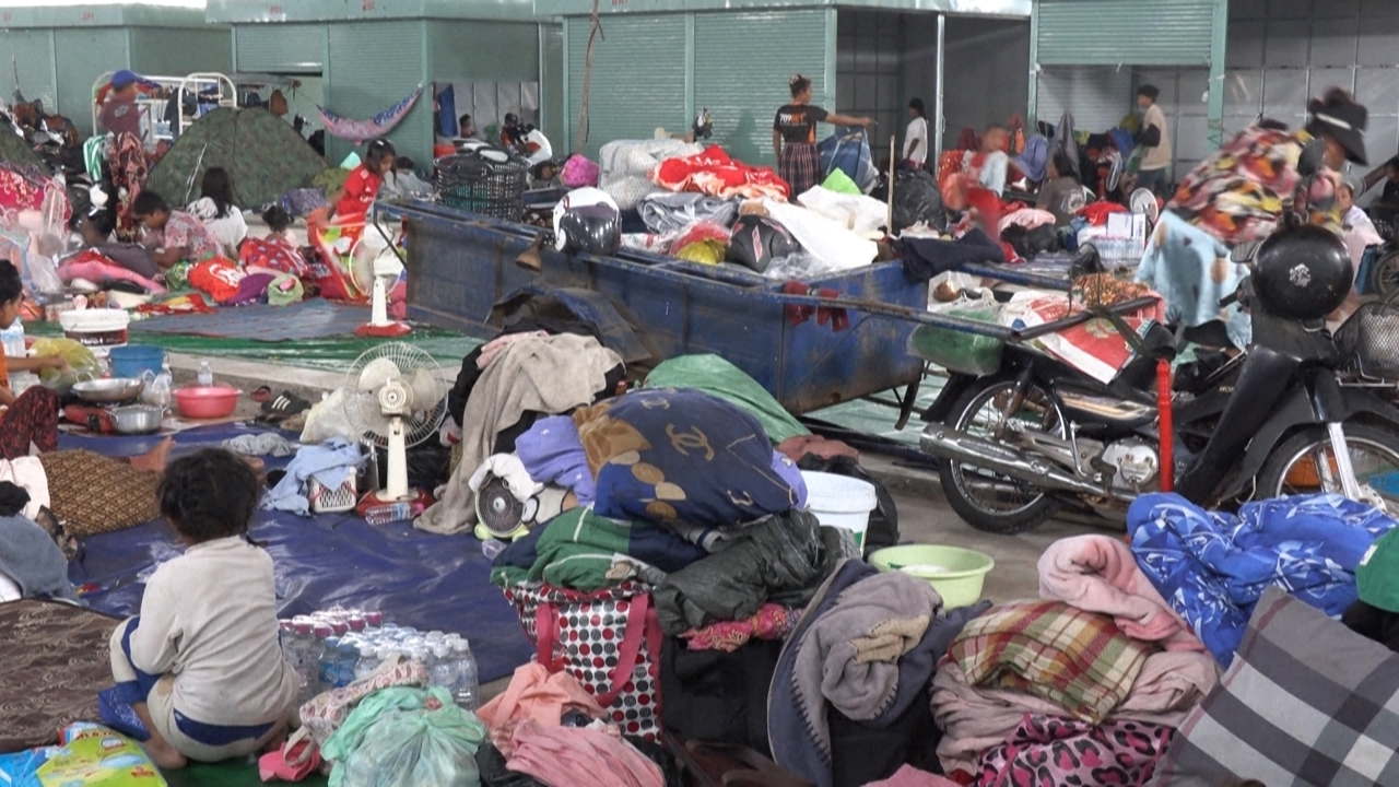 Cambodia closes border with Thailand as fighting continues