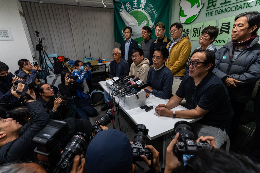 Hong Kong's biggest pro-democracy party votes to disband after more ...