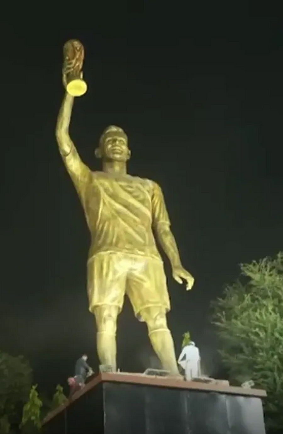 Lionel Messi es homenajeado en India con una estatua monumental de 21 ...