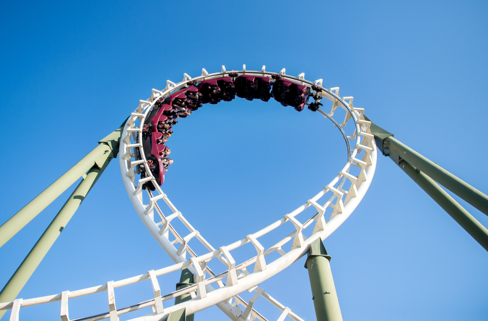 Why roller coaster loops aren’t circular