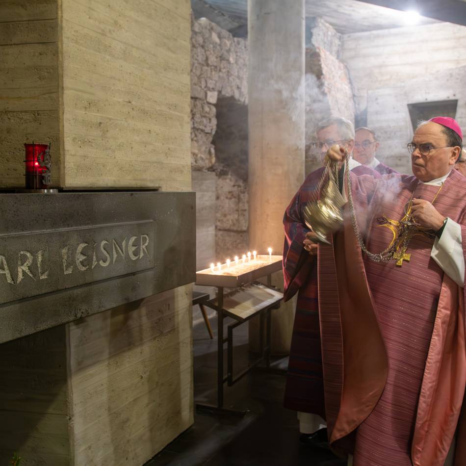 Bischof Bertram Meier ehrt den Seligen Karl Leisner im Xantener Dom