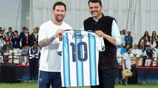 Mumbai crowd boos Maharashtra CM Devendra Fadnavis during Lionel Messi ...