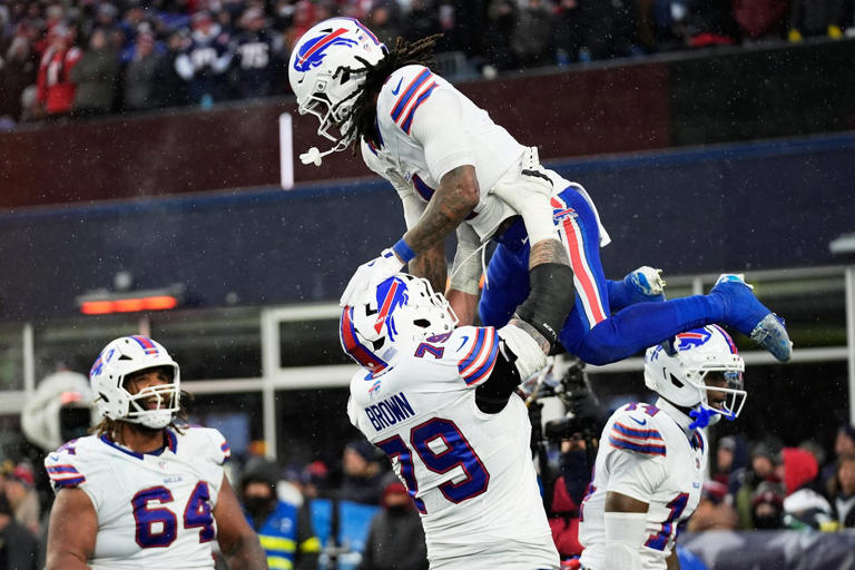 Bills rally from 21-point deficit to beat Patriots 35-31, stay alive in ...
