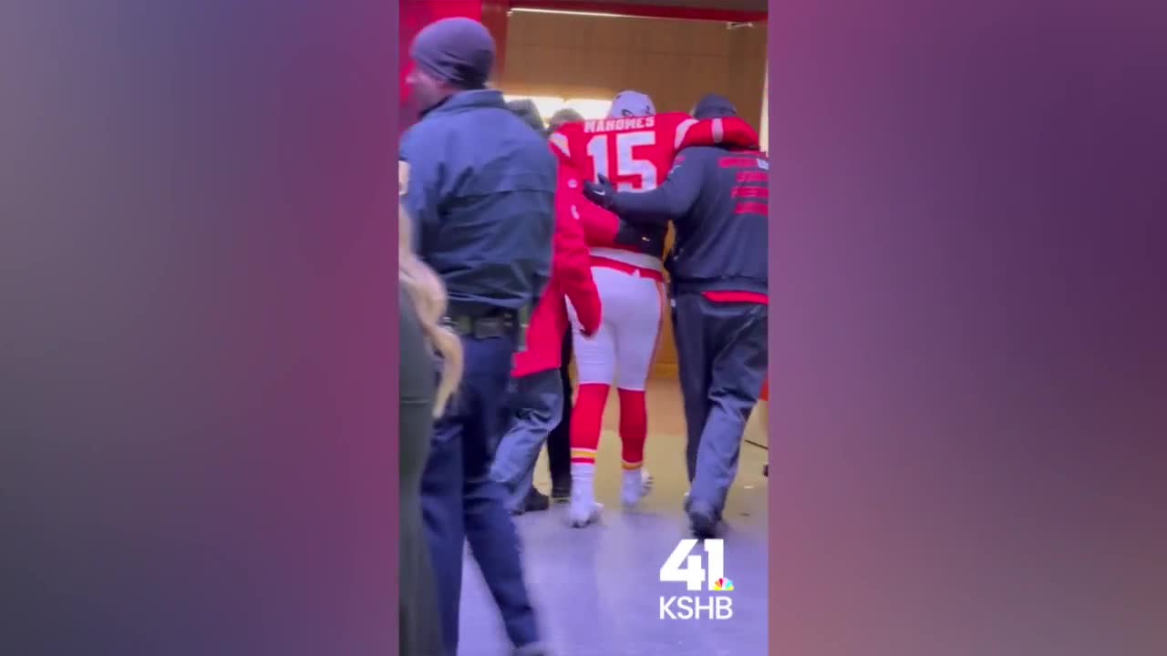 Chiefs' Mahomes helped to locker room following injury