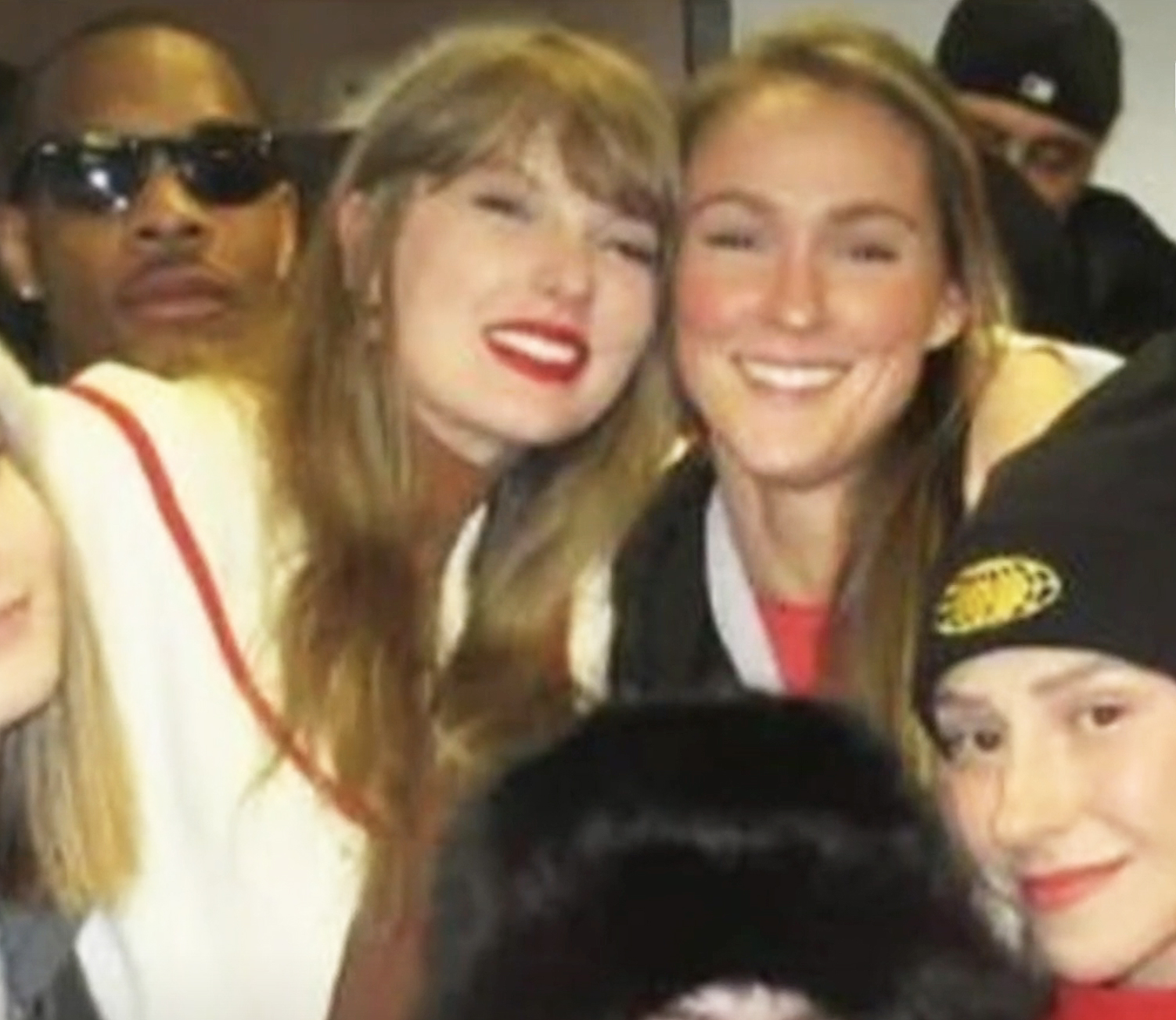 Taylor Swift adorably holds Kylie Kelce’s daughter at Chiefs vs ...