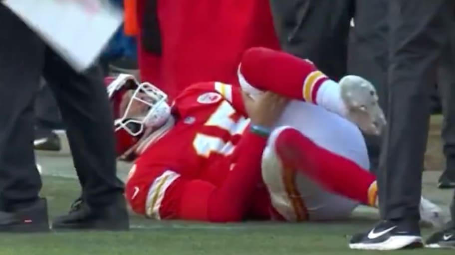 NFL world reacts to Patrick Mahomes suffering an ugly knee injury