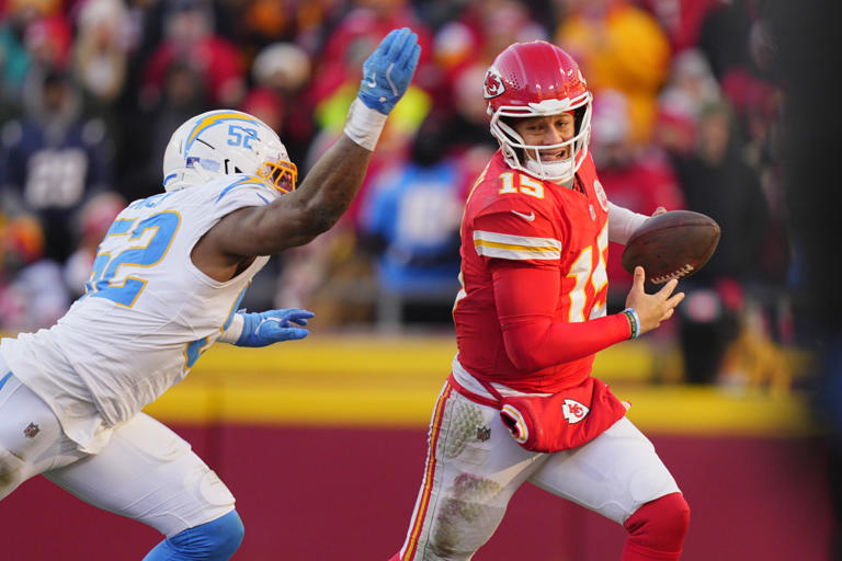 Photo of Patrick Mahomes heading into the locker room is heartbreaking