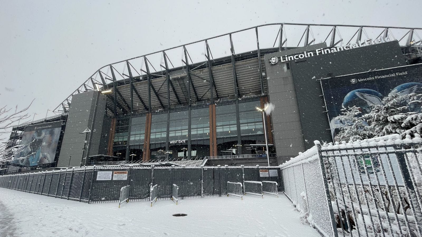 First major snowfall hits Philly as thousands head to Eagles game