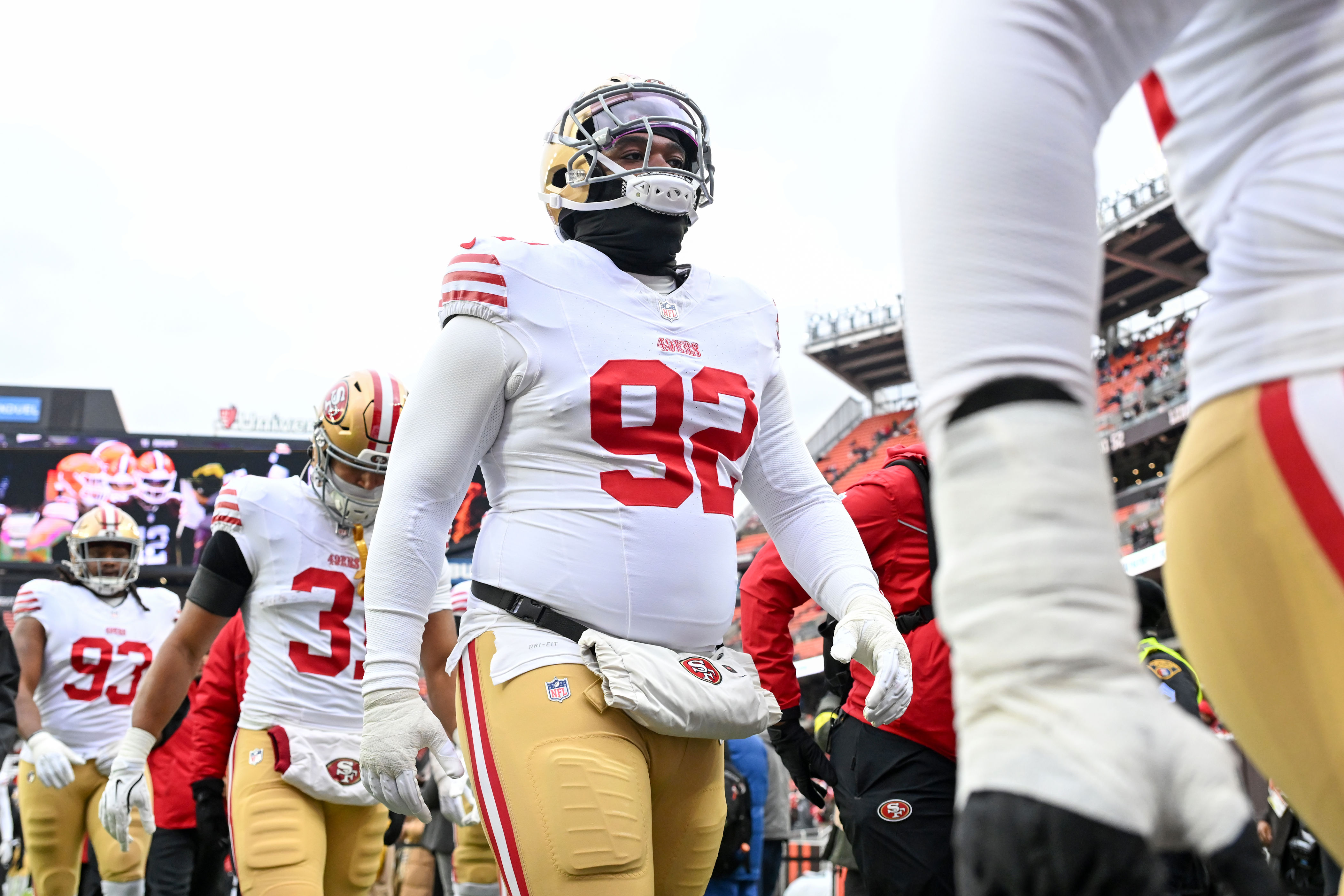 49ers add veteran to the injury report after tweaking his knee during ...