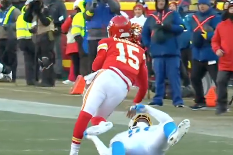 Patrick Mahomes injury leads Chiefs and Chargers players to pray on ...