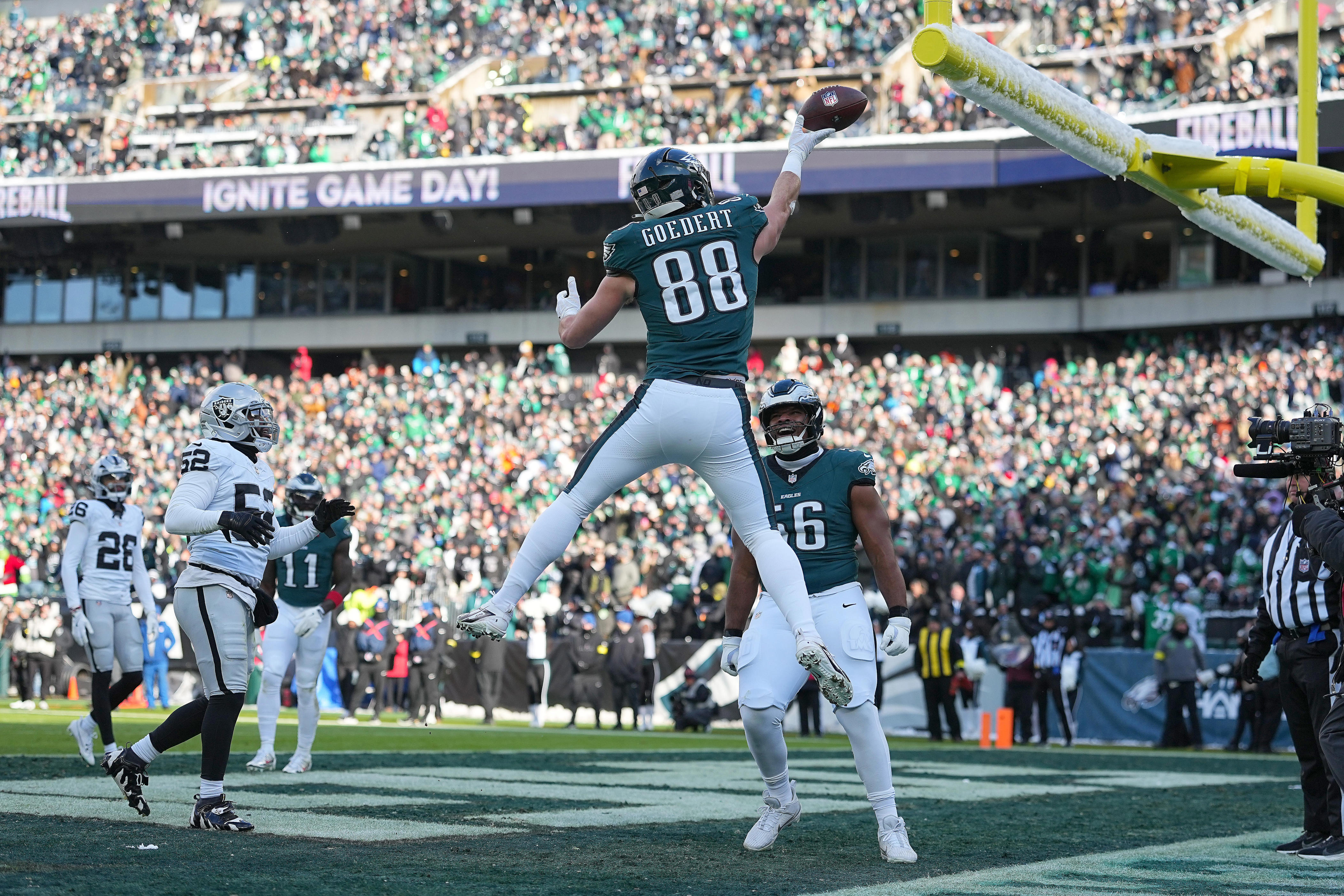Eagles vs Raiders highlights. Philly dominates NFL Week 15 game
