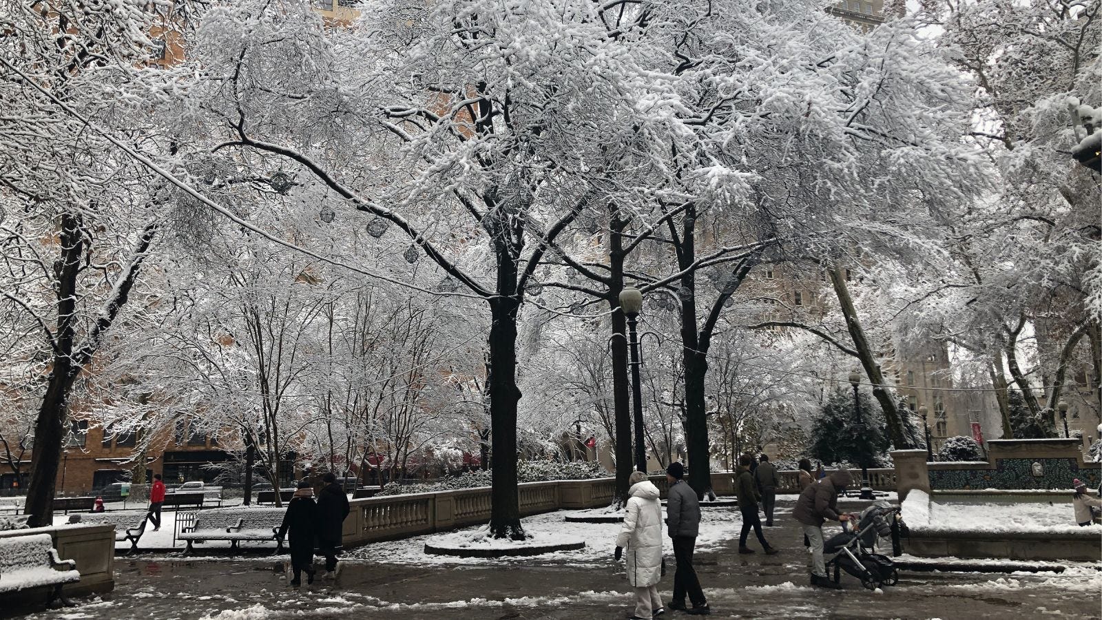 First major snowfall hits Philly as freezing temperatures move in