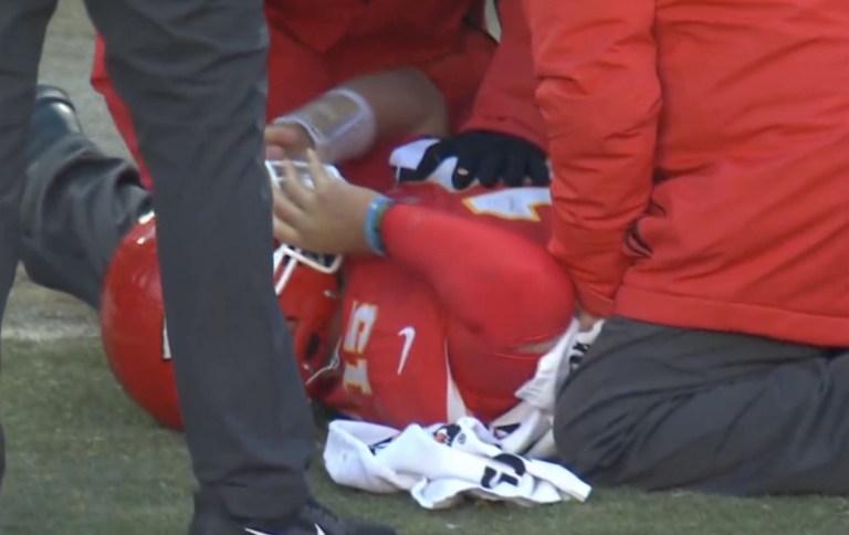 Video of Patrick Mahomes' knee injury is hard to watch