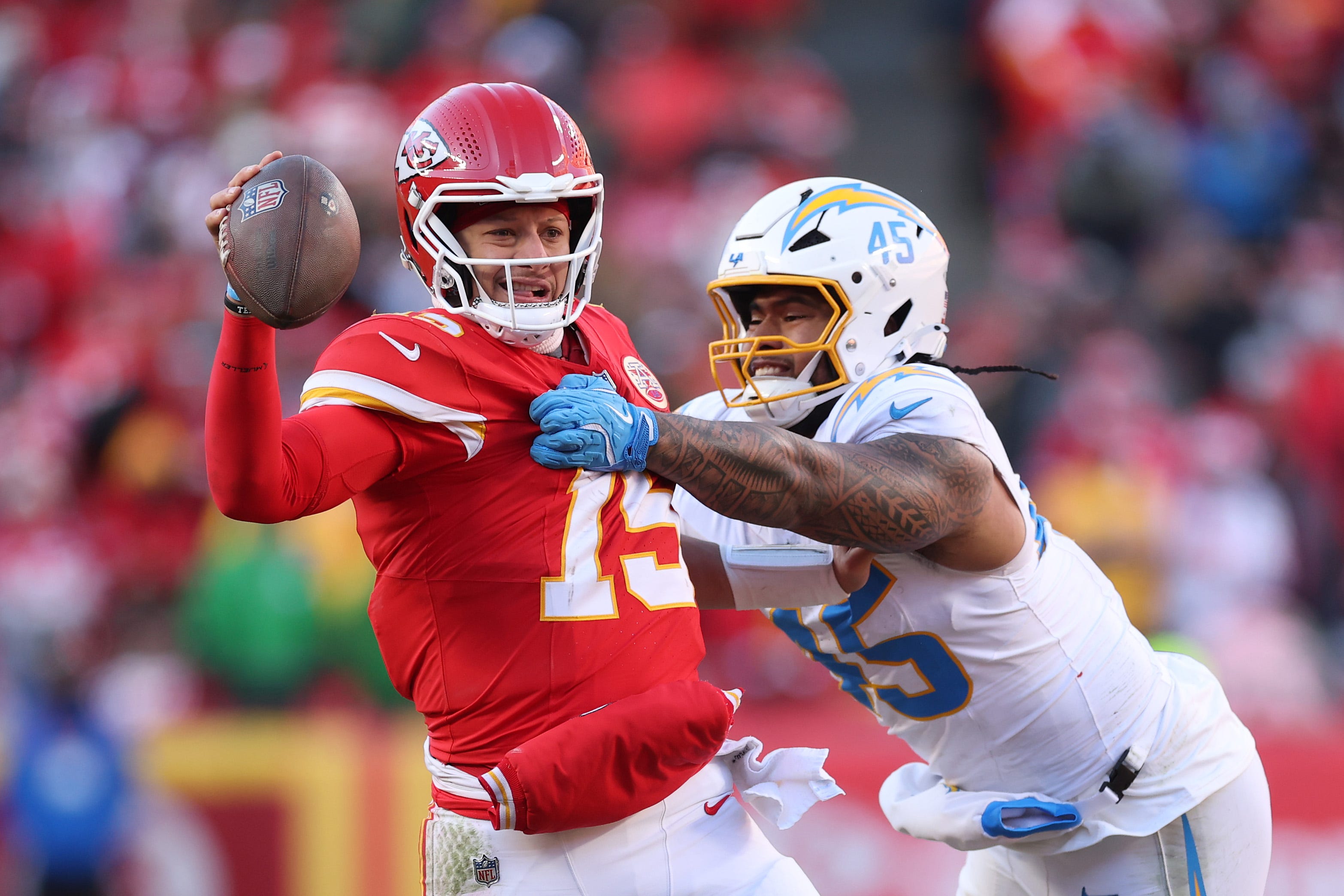 Patrick Mahomes injury update as Chiefs QB hurts knee vs Chargers ahead ...
