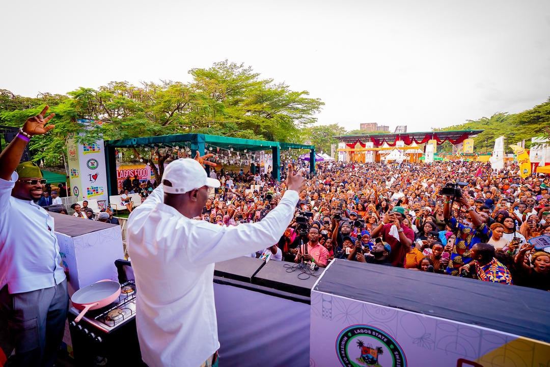 Pictorial: Sanwo-Olu shows cooking skills at Lagos food festival