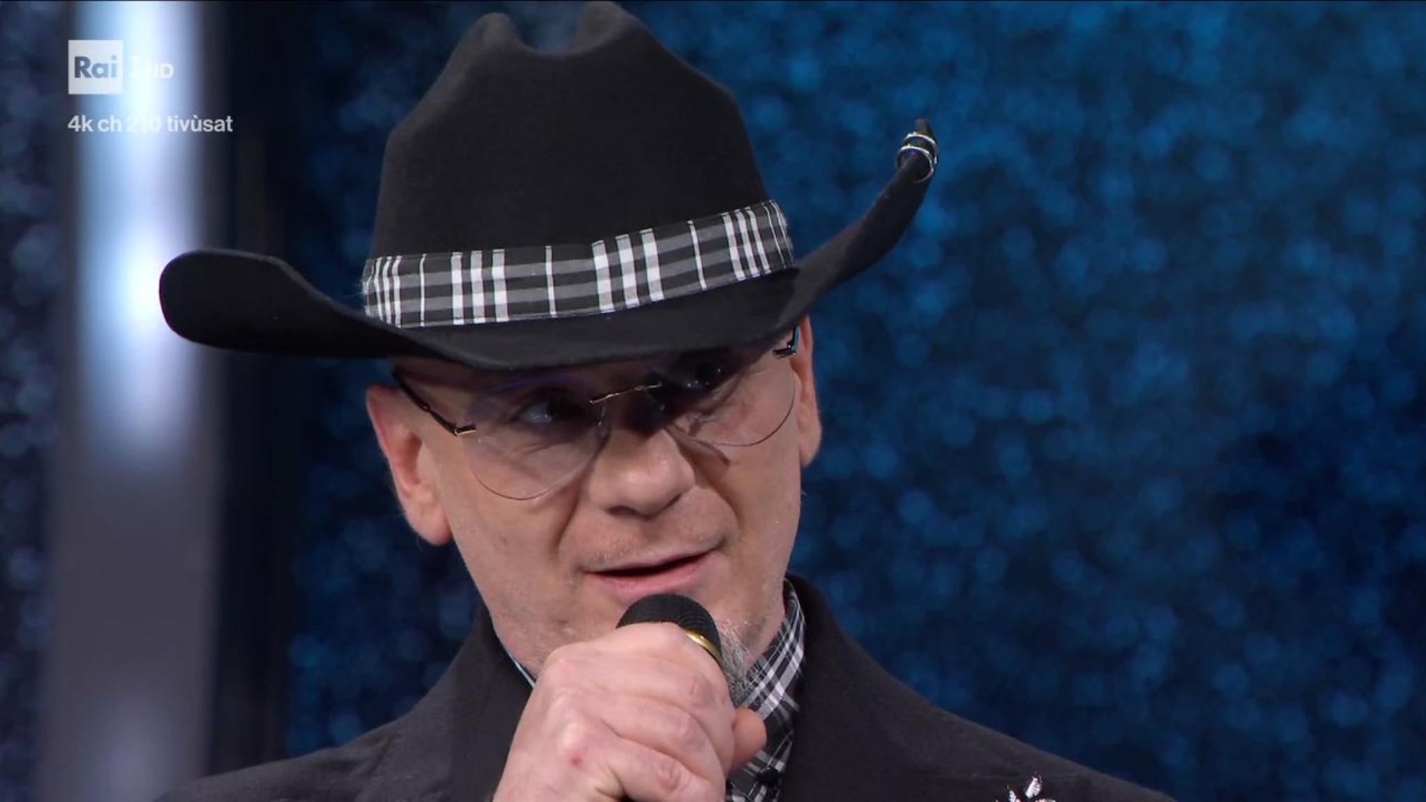 Sanremo 2026, J-Ax canta "Italia starter pack"