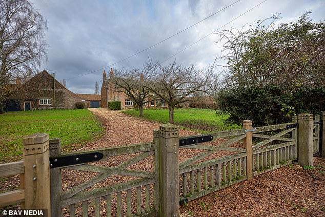 Andrew Mountbatten-Windsor's new home revealed? Empty run-down farm ...