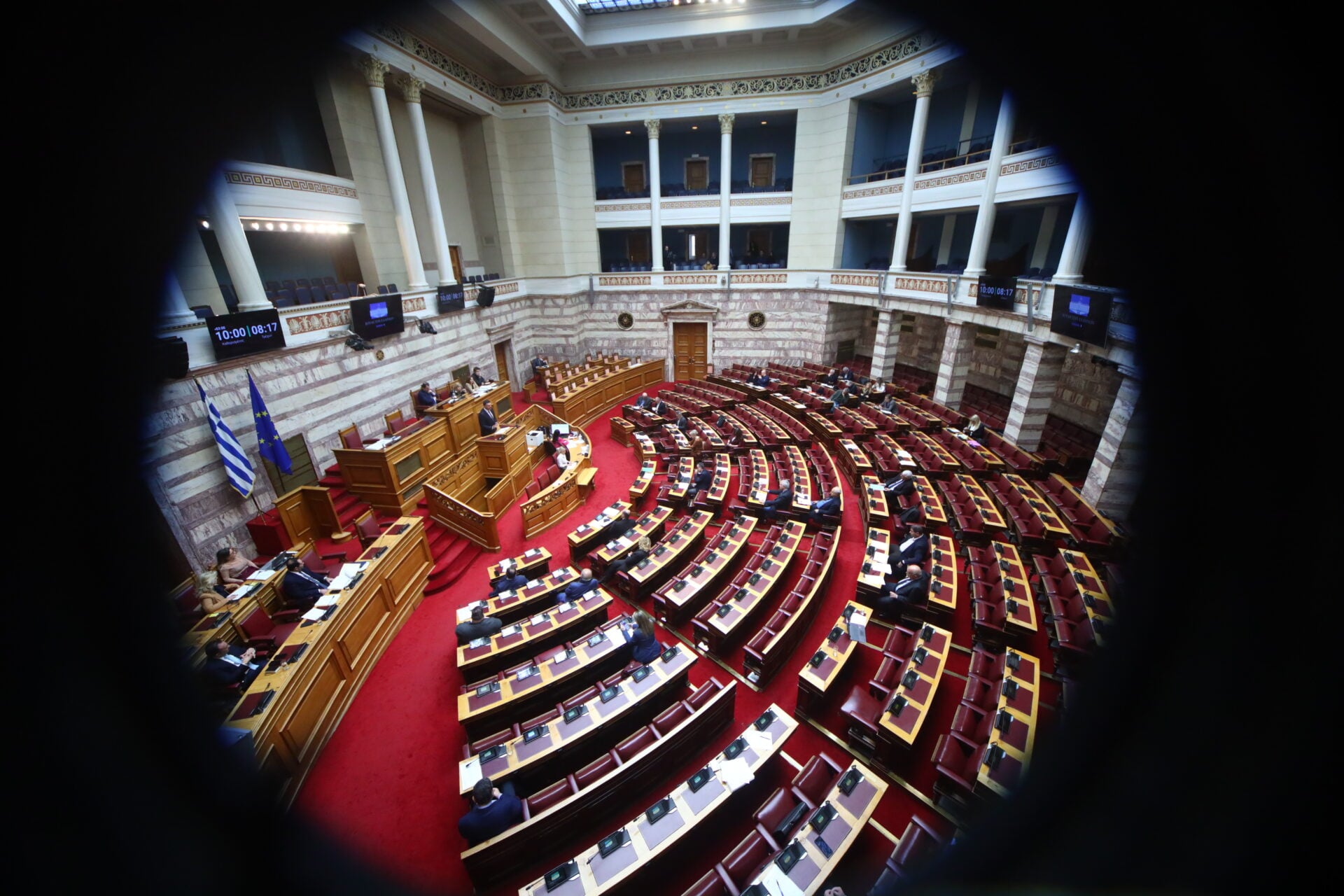 Πόλεμος στη Βουλή: «Δεν νιώσατε ντροπή για τον “Φραπέ” και τη “γαλάζια ...