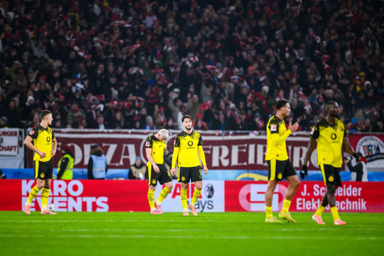 Ten-man Dortmund draw 1-1 in Freiburg
