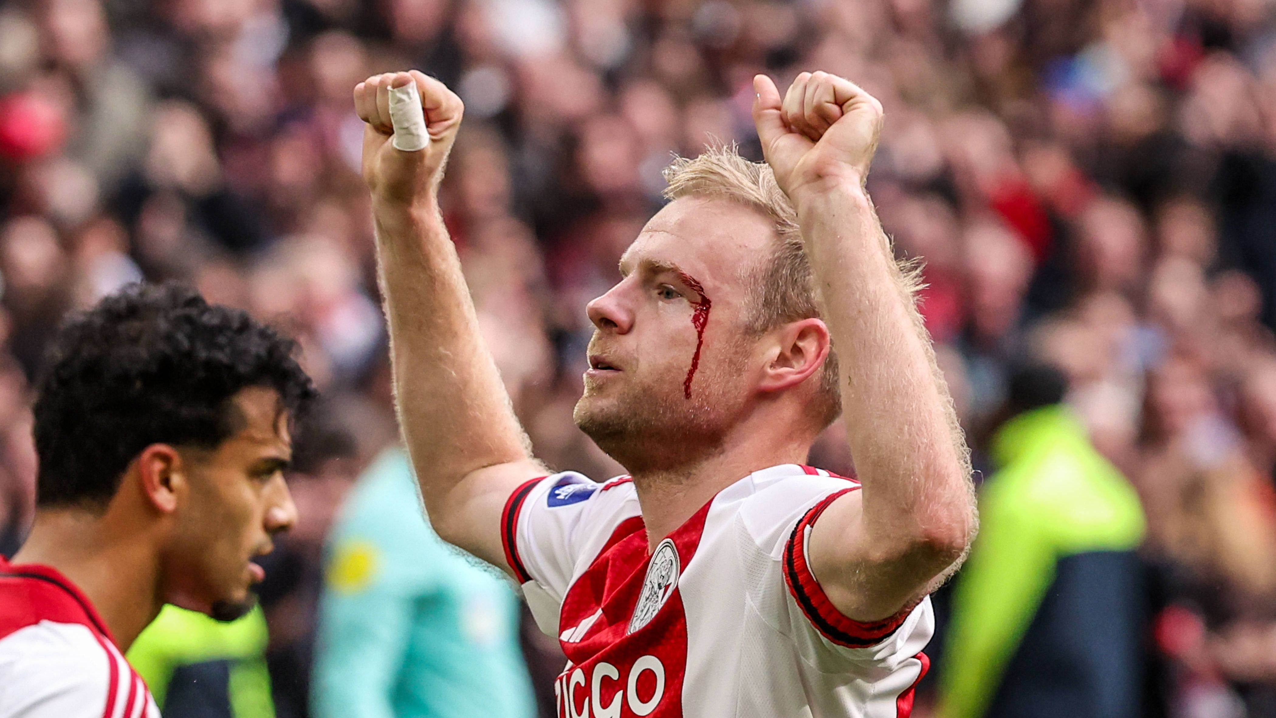 Ajax verslaat Feyenoord in de Klassieker door doelpunten Davy Klaassen ...