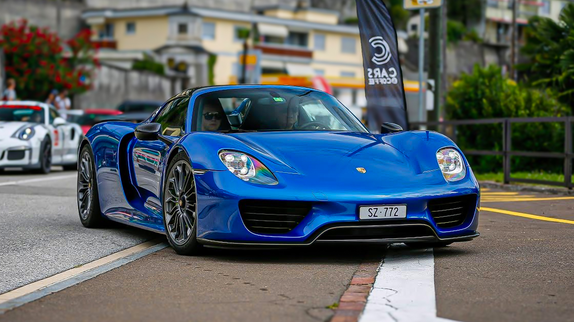 Sapphire blue Porsche 918 Spyder rijdt door Lugano