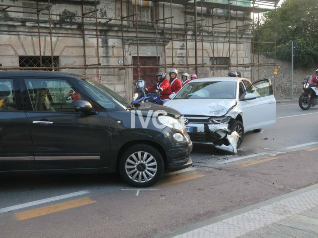 Incidente a Savona, scontro tra due auto in via Nizza: due feriti in ...