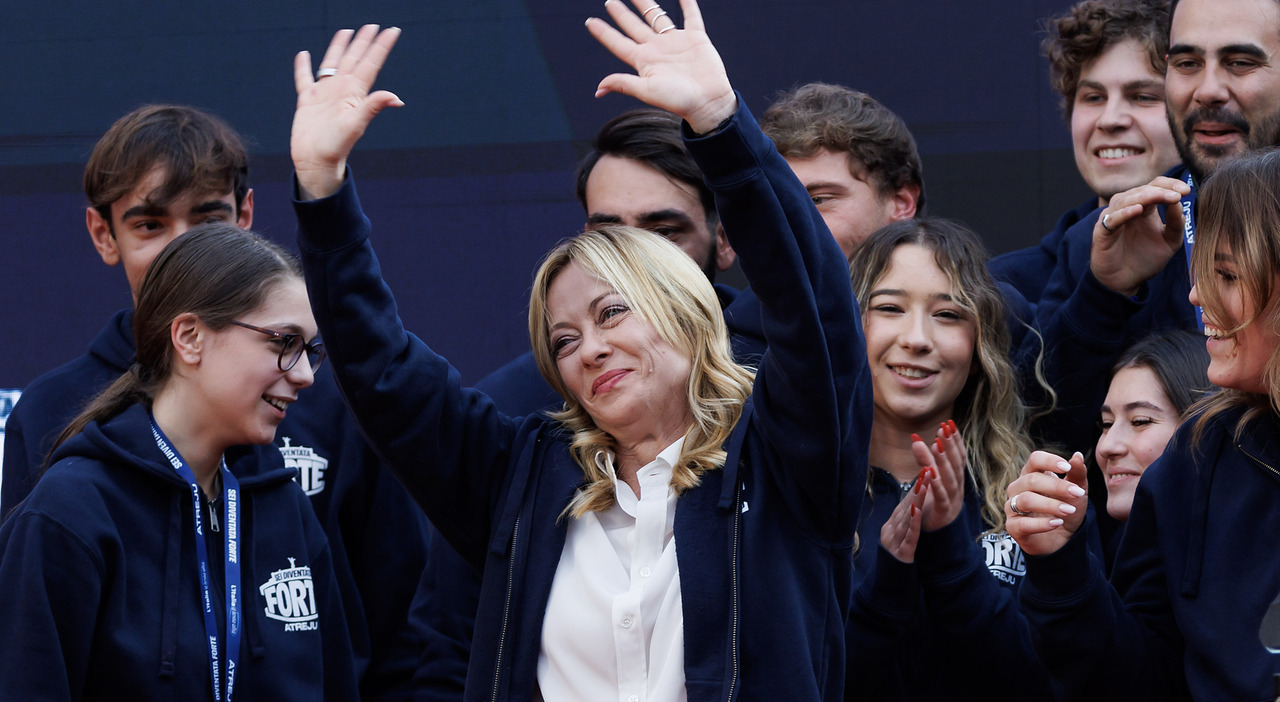 Meloni balla e saltella sul palco di Atreju, il coro del pubblico ...