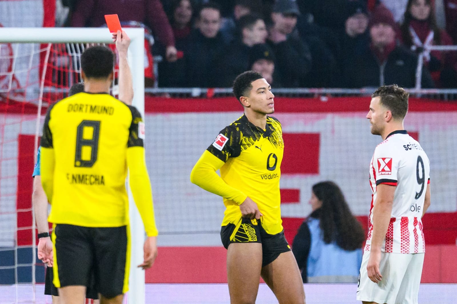 Ten-man Dortmund draw 1-1 in Freiburg