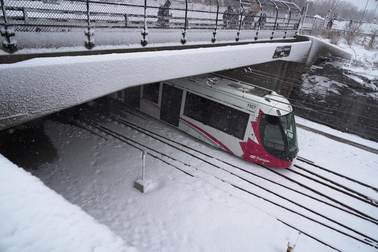 Line 1 service resumes between Tunney's Pasture, Lees stations