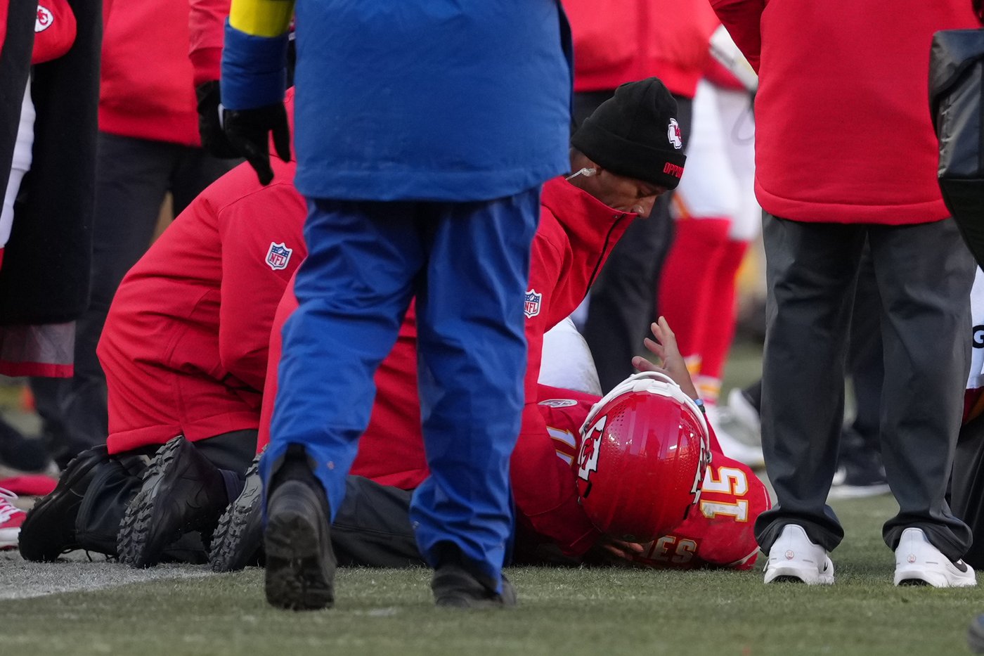 Mahomes tears ACL as Chargers eliminate Chiefs from playoff contention ...