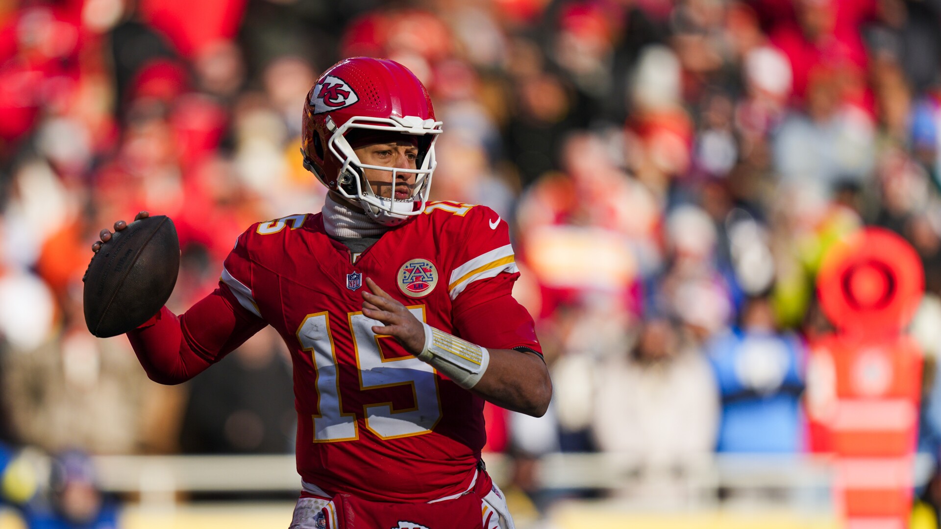 Patrick Mahomes suffers apparent left knee injury late in Chiefs-Chargers