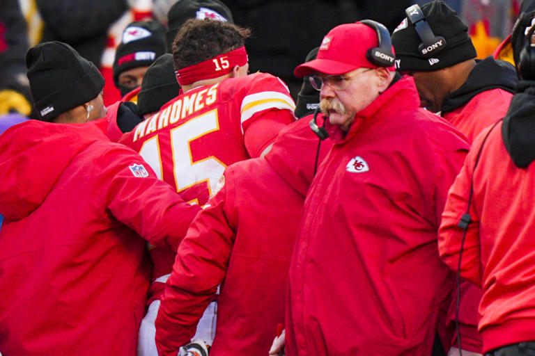 Photo of Patrick Mahomes heading into the locker room is heartbreaking