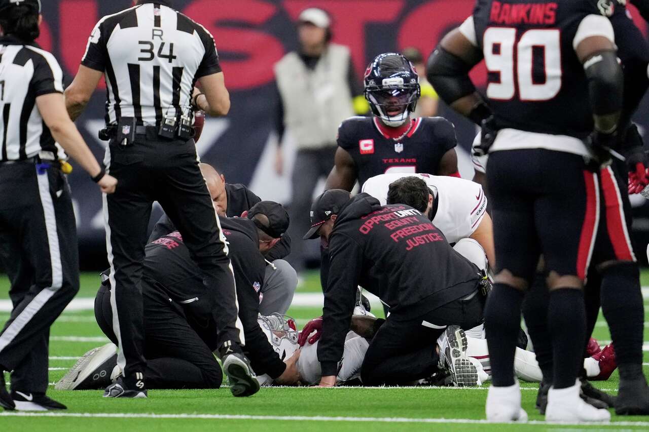 Cardinals kick returner Andre Baccellia gives thumbs up after scary ...