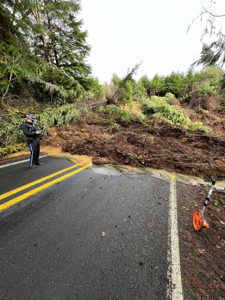 No timeline for Hwy 229 to reopen after landslide; 10 homes on ...