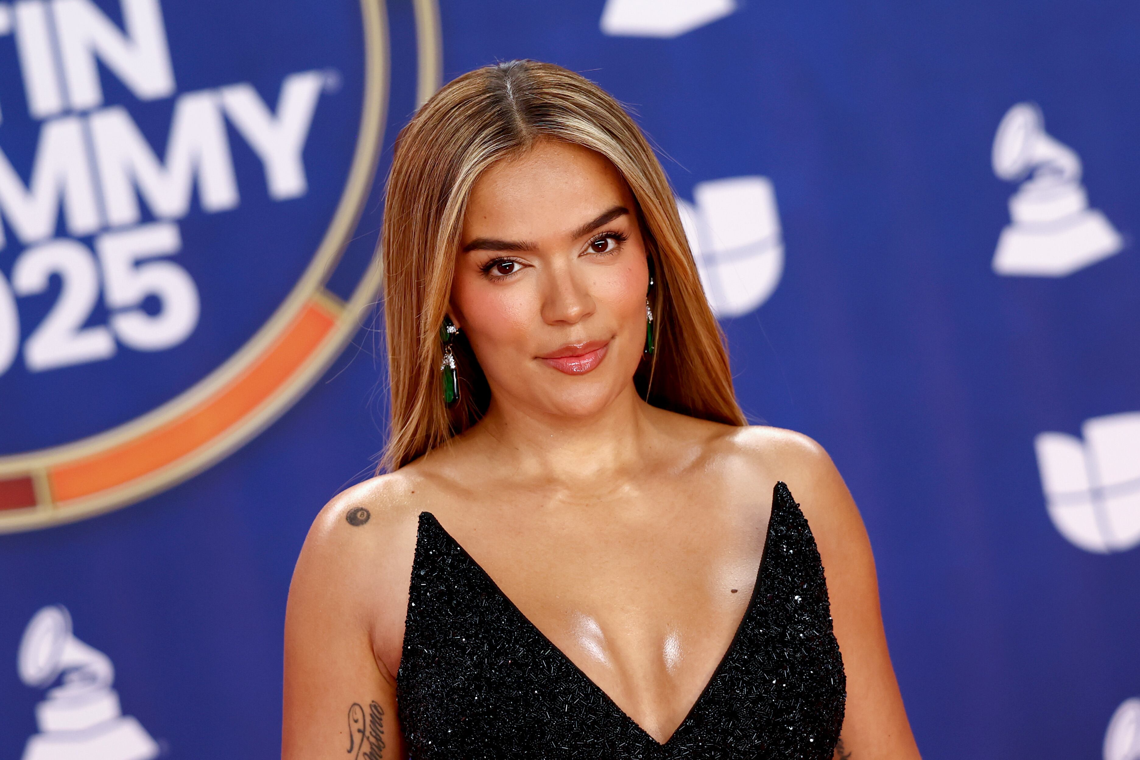 Karol G lo hizo de nuevo y sorprendió con inesperado cambio de look en su cabello: “Aprovechando ...